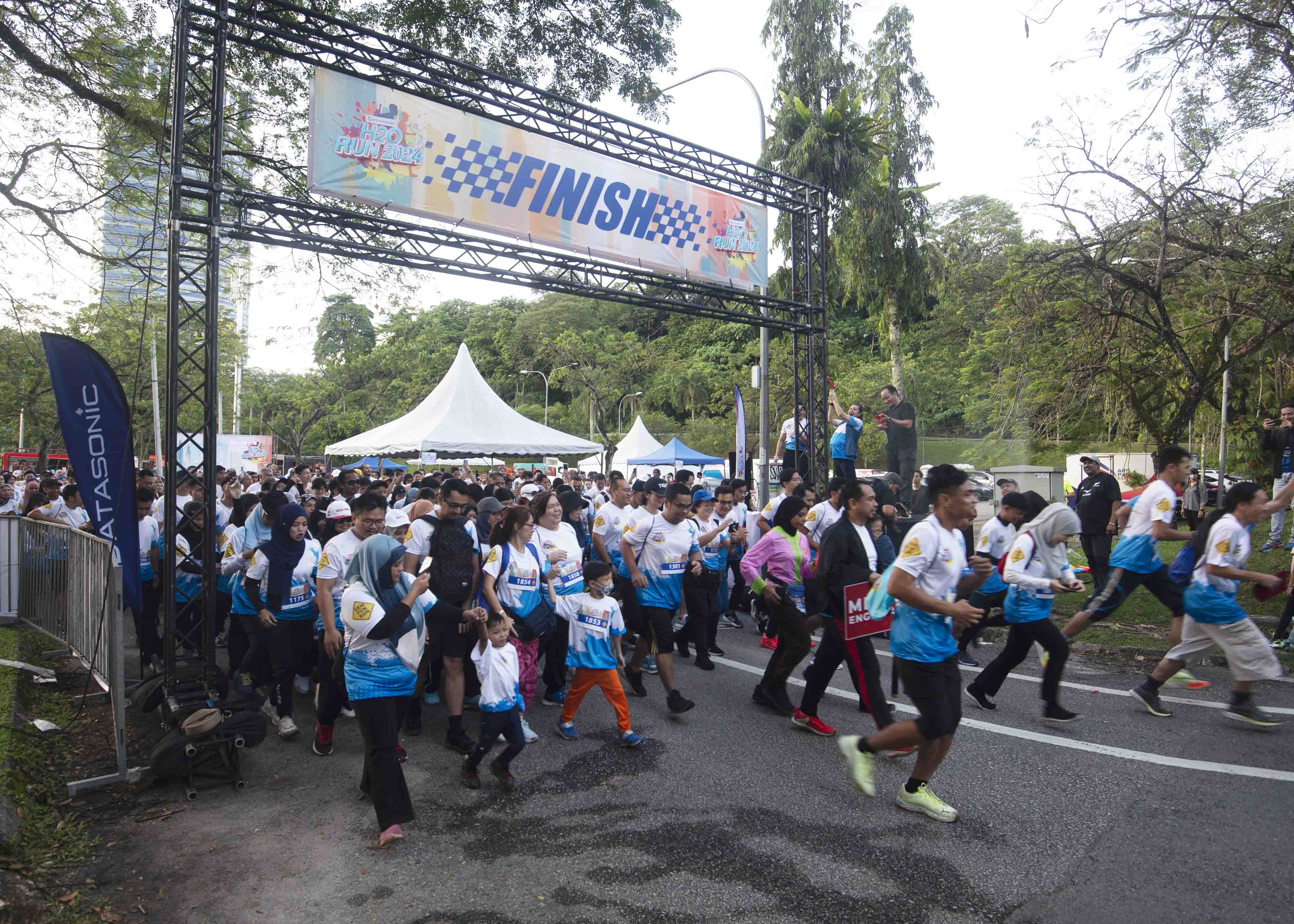 Hannah Yeoh bersama lebih 1,000 peserta meriahkan Datasonic H2O Run ...