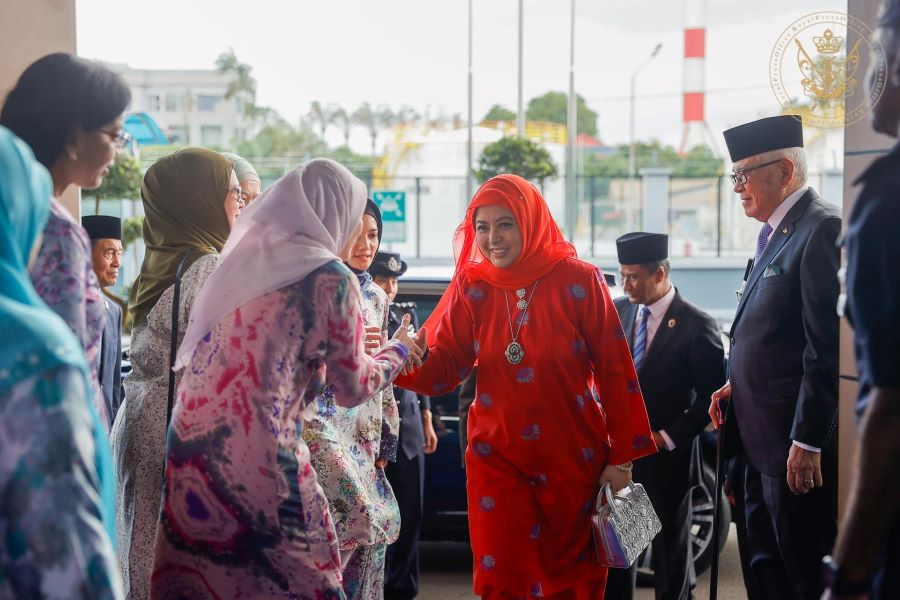 Raja Zarith Sofiah: Puteri Perak dekat di hati rakyat kini bergelar ...